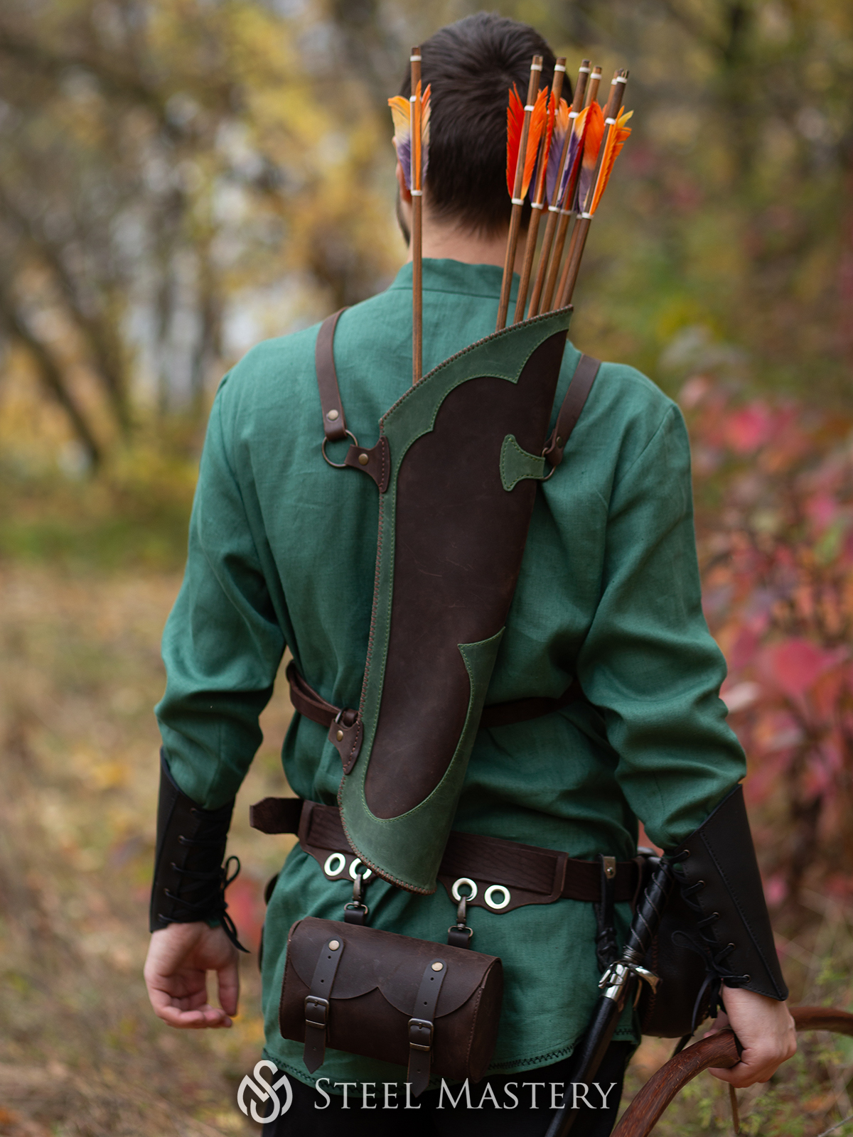 Archery quiver with green decorations