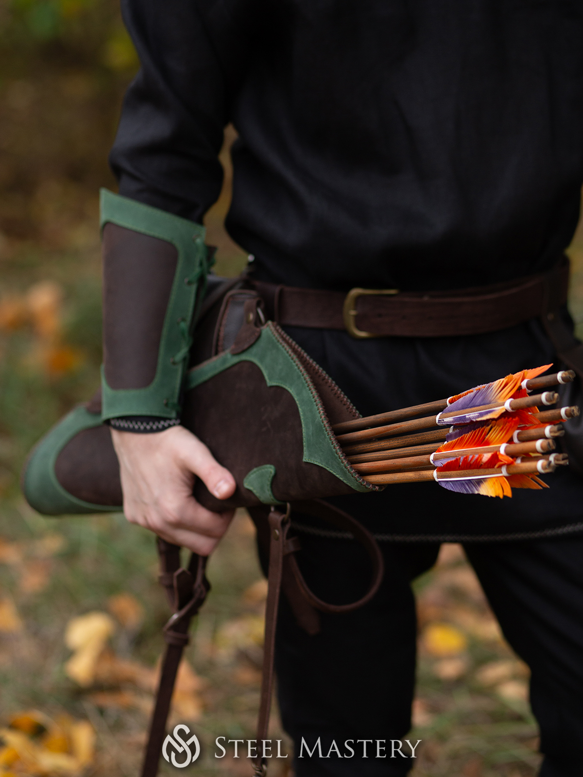 Archery quiver with green decorations