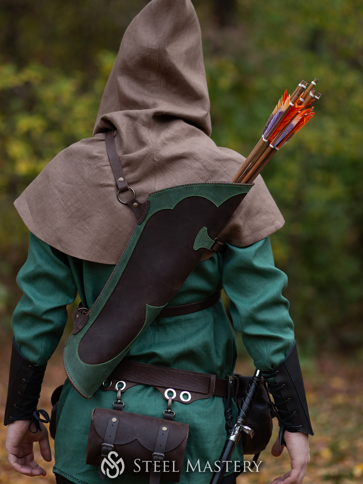 Archery quiver with green decorations